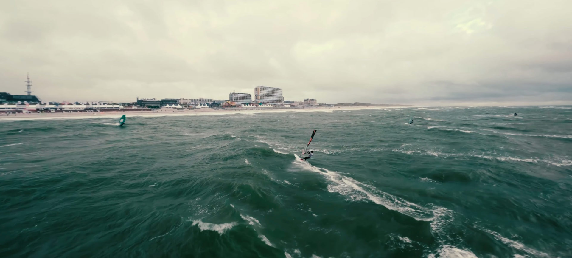FPV Drone Footage - Wavesailing auf Sylt - dailydose.de